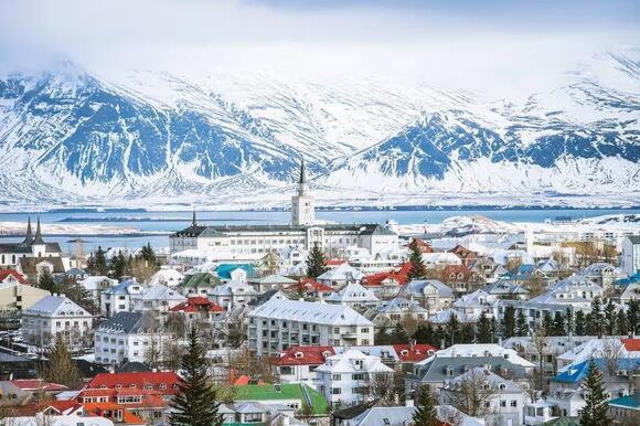 Chilling map reveals 12 safest countries to flee to if nuclear WW3 ...