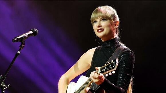 Taylor Swift Shocks Crowd With Surprise Performance - NewsBreak