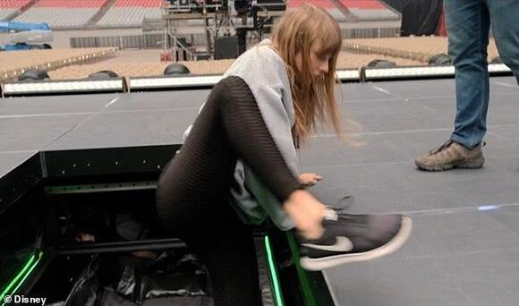 Taylor Swift dons $4.5K outfit to Chiefs game after being roasted for ...