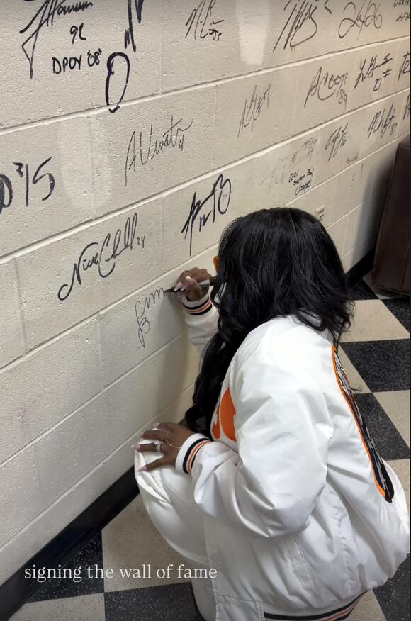 Simone Biles Shows Off Her Sideline Style in White Crop Top While ...
