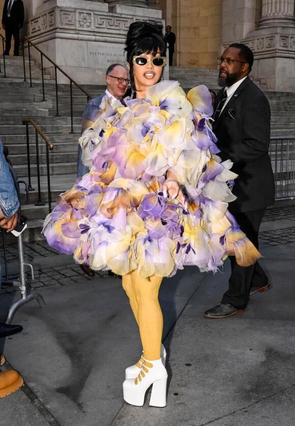 Cardi B Nailed This 60s Mod Girl Fashion Look While At The Marc Jacobs ...