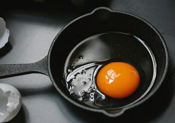 Experts Share The 5 Foods That Can ‘Slow Down’ Gray Hair Naturally ...