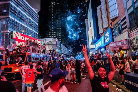 Unruly Knicks fans trash yellow bus as celebrations threaten to turn ...