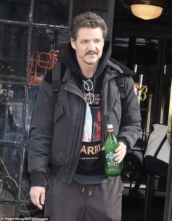 Pedro Pascal grabs lunch in NYC after delighting fans with 'hilarious ...