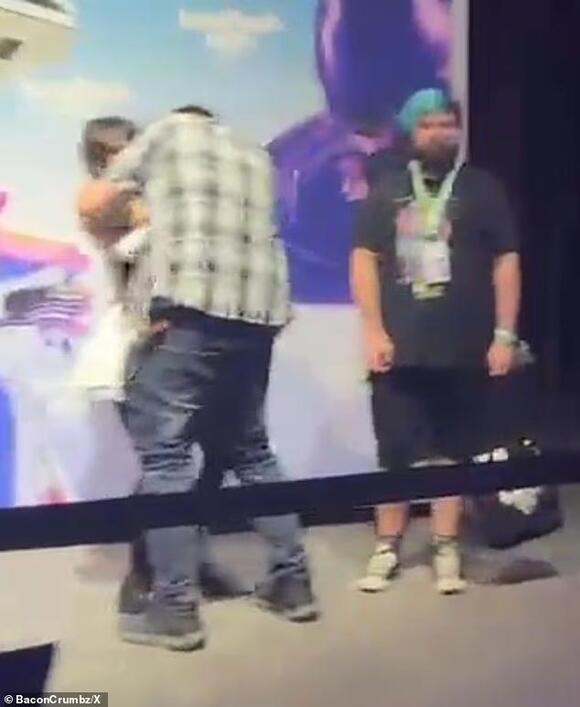 Streamer Emiru blasts TwitchCon after crazed fan 'grabbed her face and ...