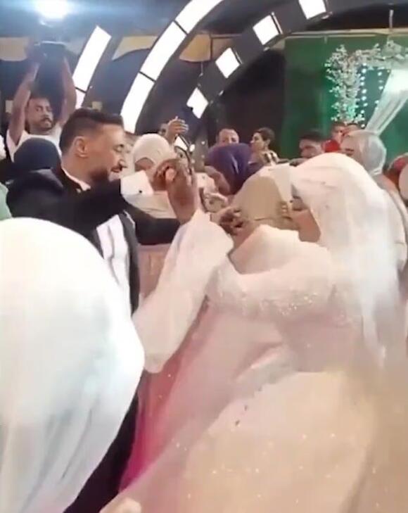 Horror as groom collapses and dies at his own wedding while dancing ...