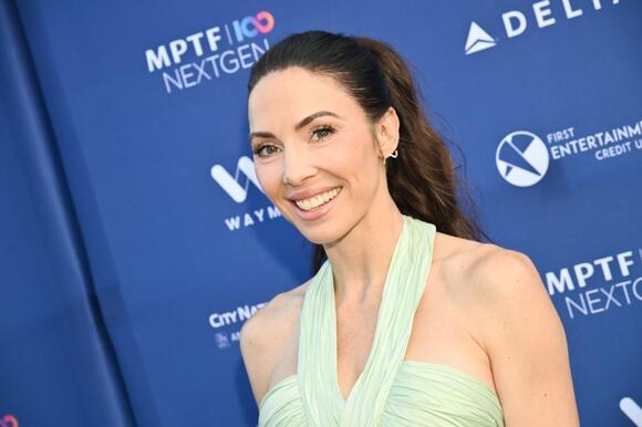 Whitney Cummings and Ms. Rachel’s Online Drama Explained - NewsBreak