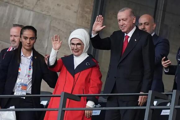 Turkey fans do wolf salute, President Erdogan in Berlin stadium - NewsBreak