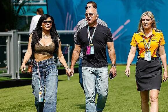 Lauren Sanchez Rocks Crop Top Holding Hands With BF Jeff Bezos At Miami ...