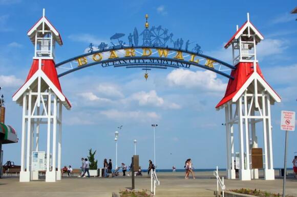 16 Waterfront U.S. Towns With Boardwalks Built for Food, Fun ...