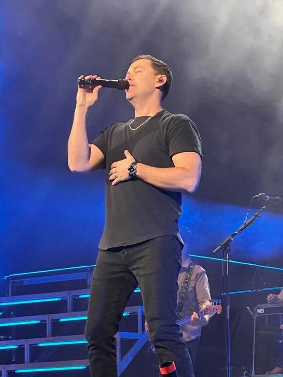 Scotty McCreery And Dustin Lynch React To Duluth Cold - NewsBreak