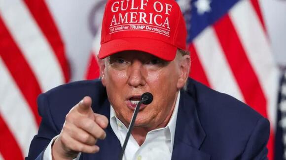 Trump uses White House photo shoot to call prosecutors 'weak' for not ...