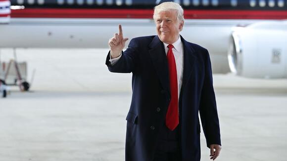 Donald Trump Reportedly Repainting Air Force One to Match His Preferred ...