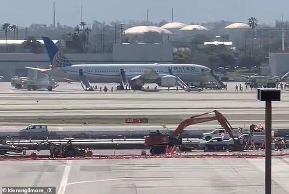 United Boeing 787 makes emergency landing at LAX after terrifying ...