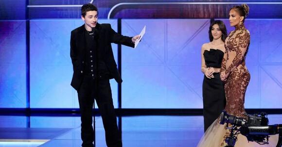 'Tacky' Kylie Jenner Slammed For 'Classless' Pose with Award-Winning ...