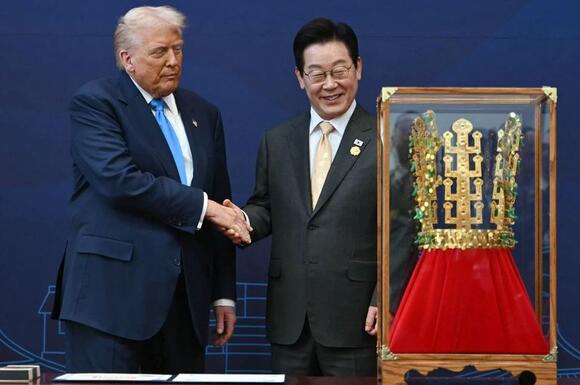 Trump given real gold crown by South Korea - and he's planning to wear ...