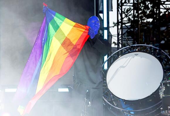 A Pride Parade Appearance Has Fans Saying, “Wait, Was This Classic TV ...