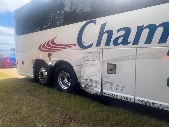 Georgia Bulldogs bus hit on its way to Auburn - NewsBreak