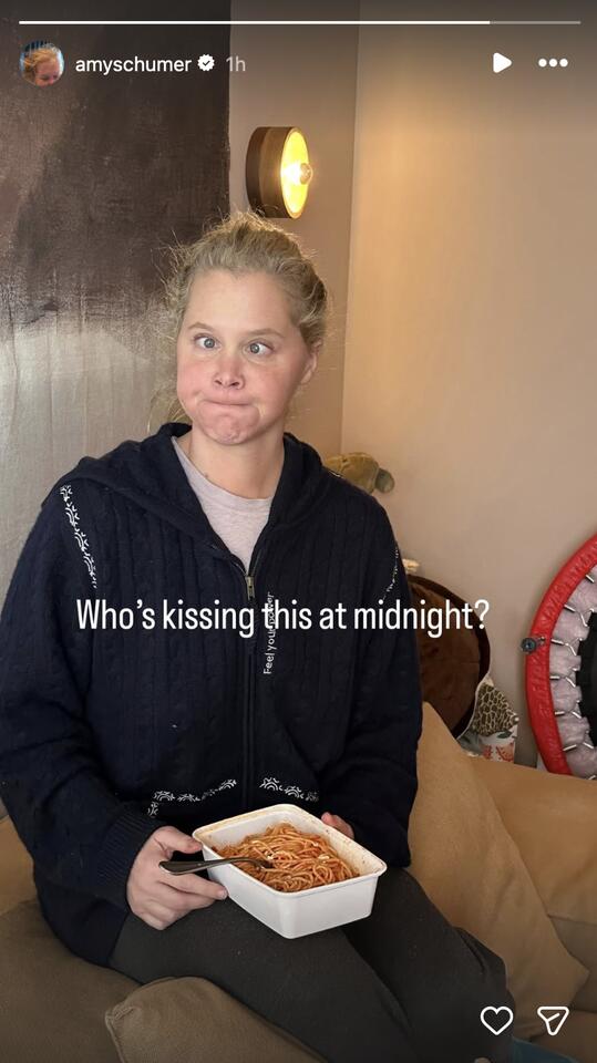 Amy Schumer Jokes About Getting New Years Eve Kiss After Split From ...