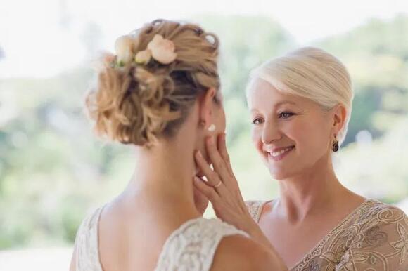 Did She Upstage the Bride? Mother-of-the-Bride’s Dress Sparks a Viral ...