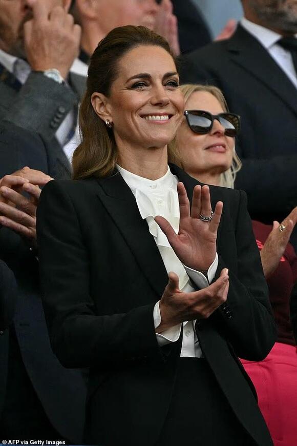 Kate shows off her blonde locks as she cheers on England at the Women's ...