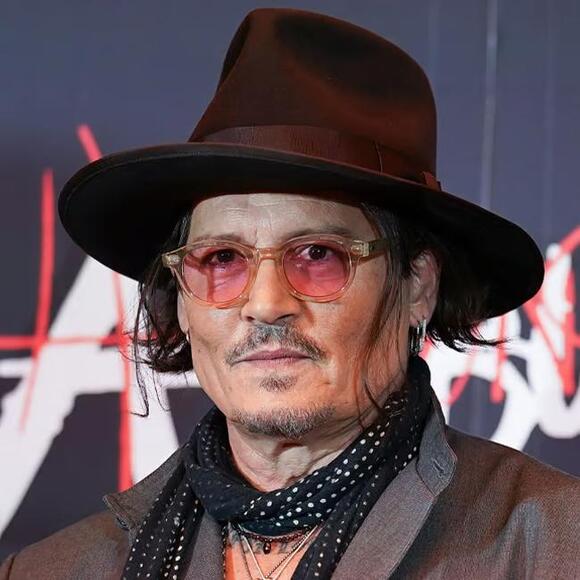 Fans Think Johnny Depp Looks Unrecognizable With Gray Hair And A ...