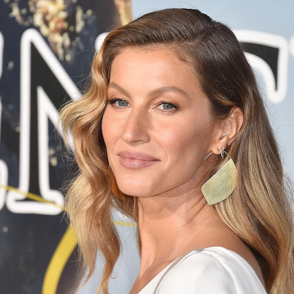 Gisele Bündchen Shows Off Her Toned Figure In A Curve-Hugging Swimsuit ...