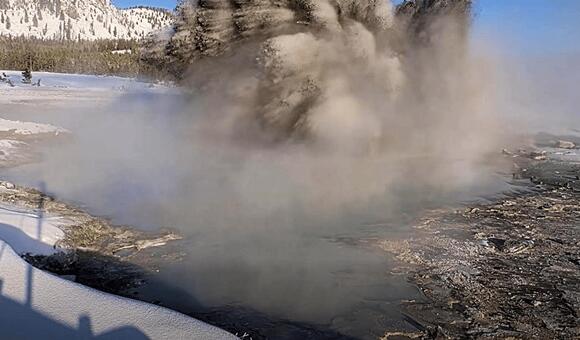 USGS Camera Catches A “Dirty Eruption” At Yellowstone’s Black Diamond ...
