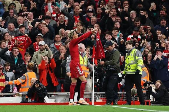 Jeremie Frimpong's priceless reaction as Hugo Ekitike sent off in ...