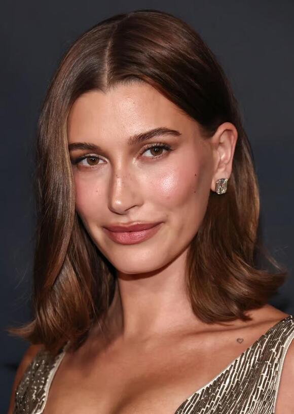 5 Medium-Length Haircuts That Drag The Face Down Over 40—And 5 That Can ...