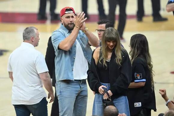 Taylor Swift Fans Upset After Commentators Repeatedly Call Her Travis ...