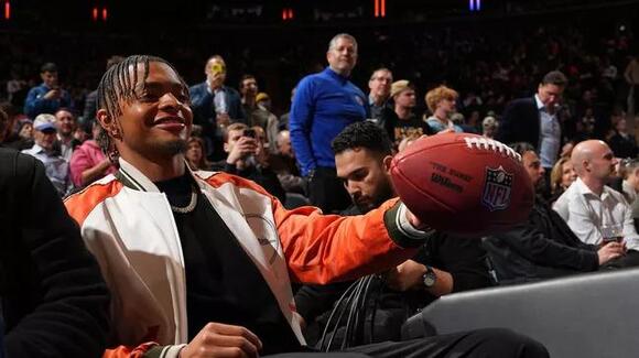 Jets Confirm Justin Fields' Injury Diagnosis - NewsBreak