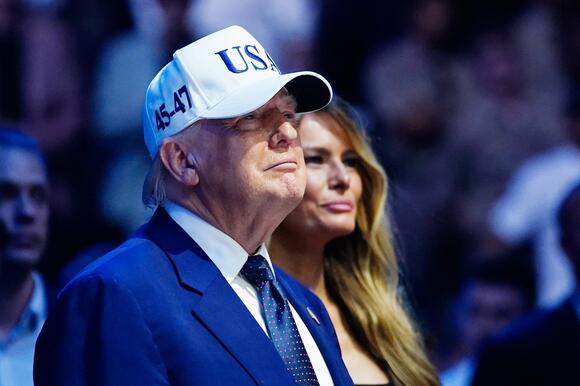 Body Language Experts Have This To Say About Trump's "Dead Fish ...