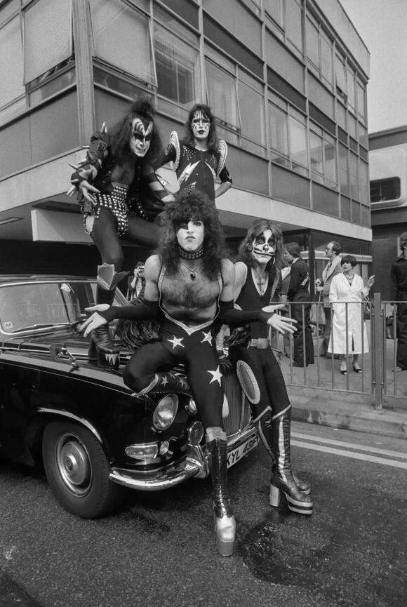 Remembering Ace Frehley - 35 Photos of the Former KISS Guitarist - NewsBreak