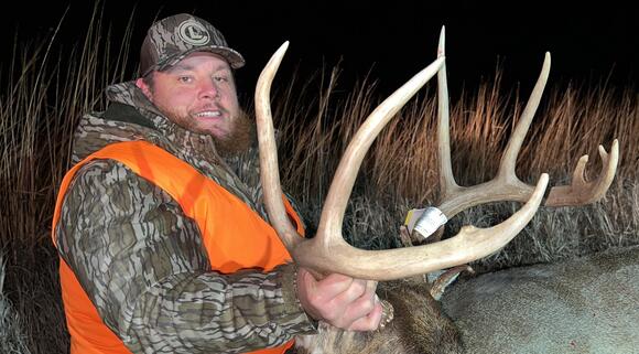 Luke Combs Harvests His First Iowa Buck: “Nothing Compares To Iowa ...