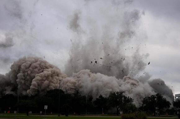 Jaw-dropping footage shows moment hurricane-damaged Hertz Tower ...