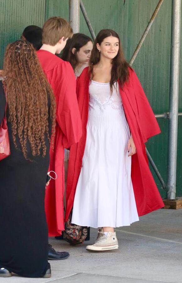 Suri Cruise, 18, hugs mom Katie Holmes in sweet moment on NYC street as ...