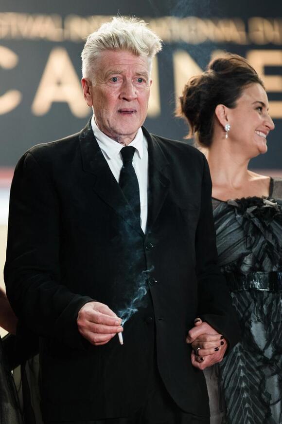 David Lynch, 78, reveals he needs oxygen to walk after smoking since age 8