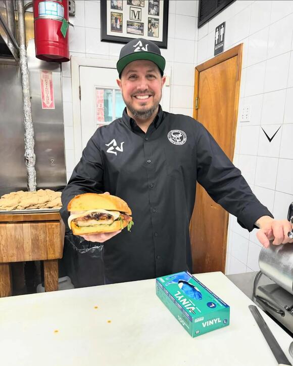 Cutlets for a cause: NYC Deli owner sells 2,200 ‘hero’ sandwiches to ...