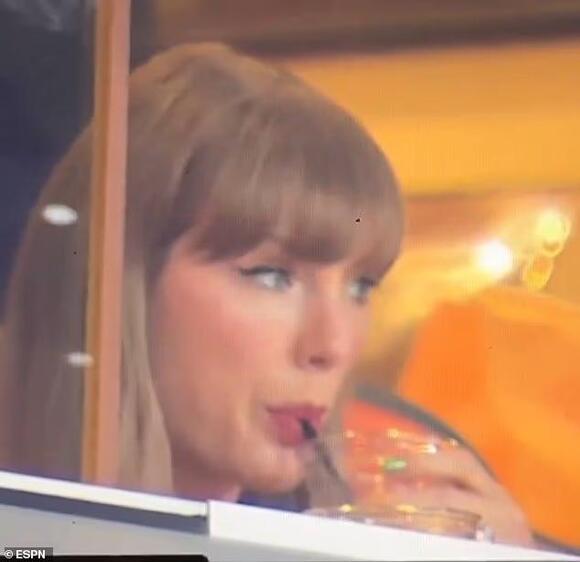 Taylor Swift shows off her ring on first outing with Travis since their ...