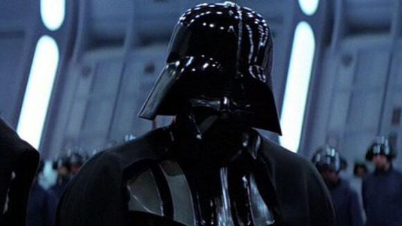 Star Wars Actor Drops ‘Dad’ Joke With Darth Vader Cosplayer in Viral ...