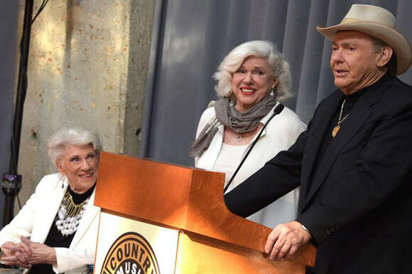 These 36 Country Singers Have Battled Cancer - NewsBreak