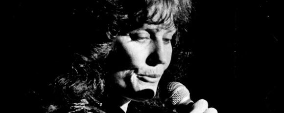How Loretta Lynn Helped Waylon Jennings Land This Southern Gothic No. 1 ...