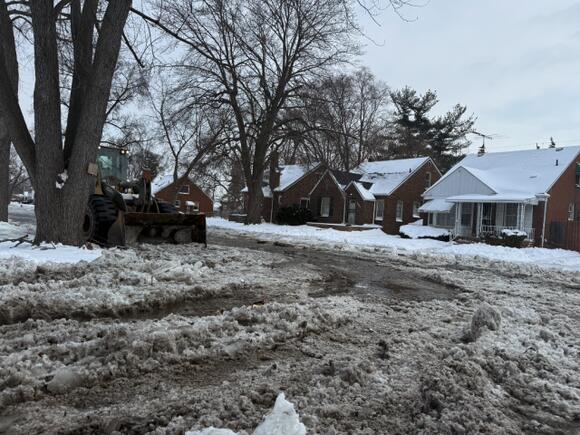 Workers repairing a 'couple dozen' water main breaks in Detroit - NewsBreak