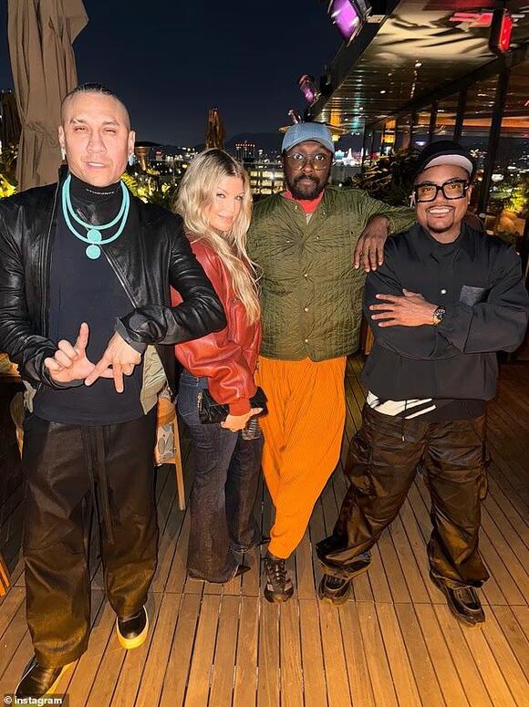 Fergie reunites with Black Eyed Peas in surprise appearance at American ...