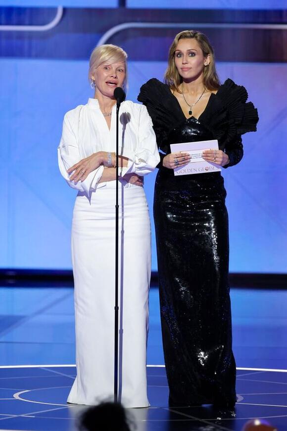 Golden Globe fans sense 'awkward tension' between Pamela Anderson and ...