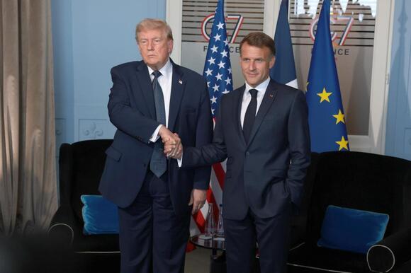 Body Language Experts Have This To Say About Trump's "Dead Fish ...