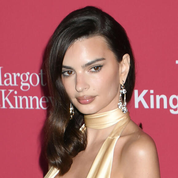 Emily Ratajkowski Shows Off Her Toned Abs In A Cropped Sweatshirt And