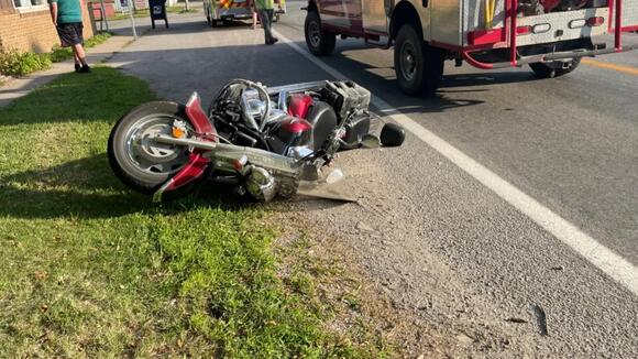 Fast-Thinking Motorcyclist Swerves and Loses Control to Dodge Left ...