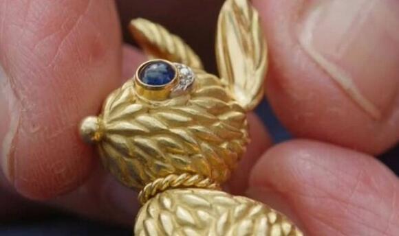 Antiques Roadshow guest floored as item brought in a plastic bag gets ...